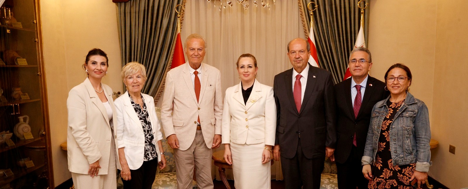 Cumhurbaşkanı Tatar ve eşi Sibel Tatar, sanatçı Ediz Hun ile eşi Berna ...